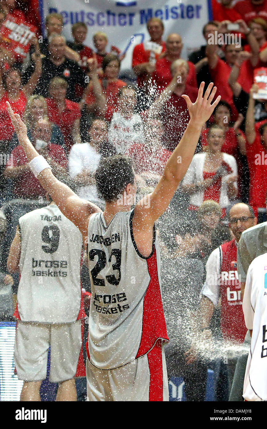 Bamberg player Casey Jacobsen cheers after their victory in the finale ...
