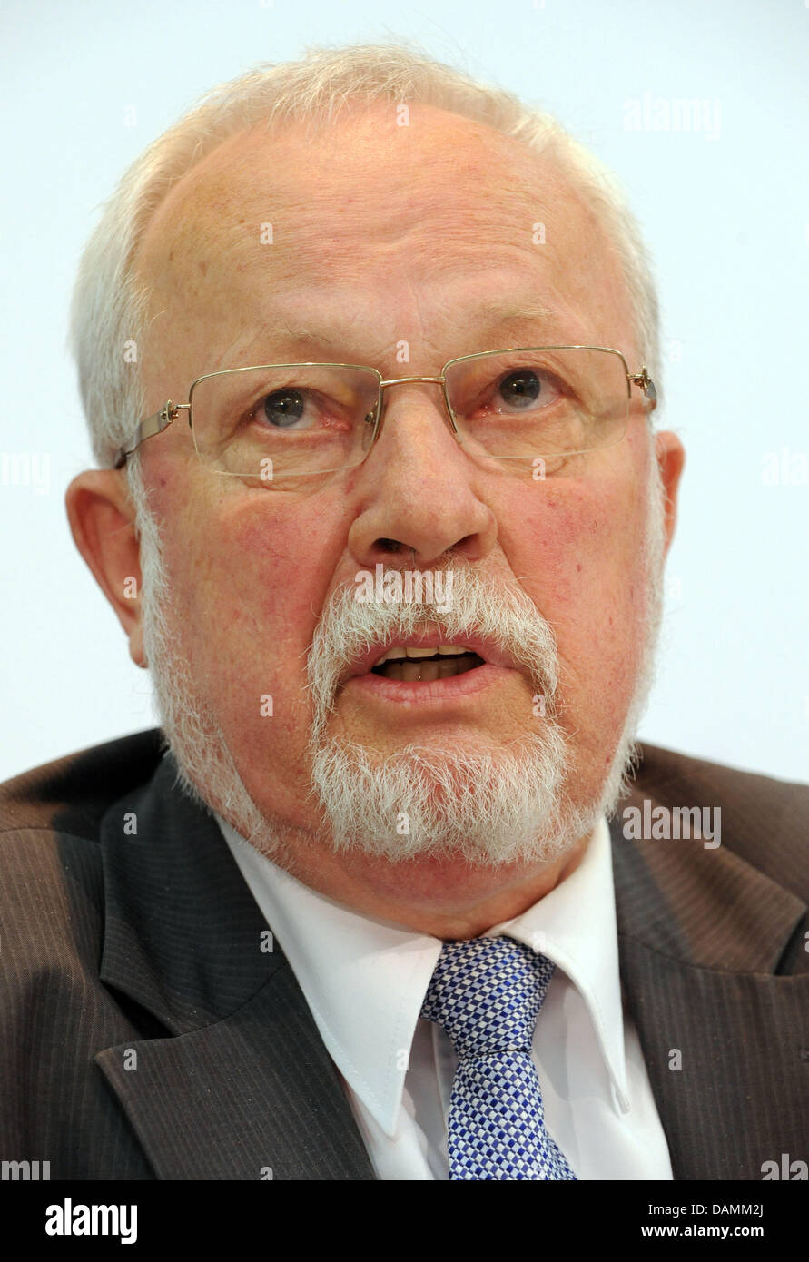 The former premier of the GDR Lothar de Maiziere speaks to journalists ...