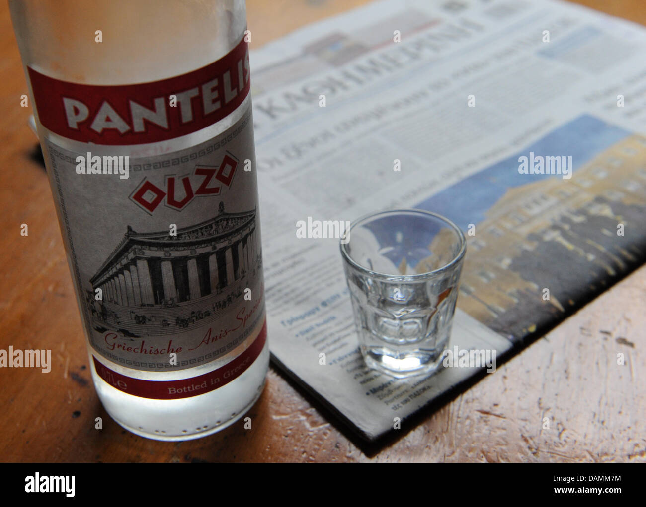 Greek newspaper hi-res stock photography and images - Alamy