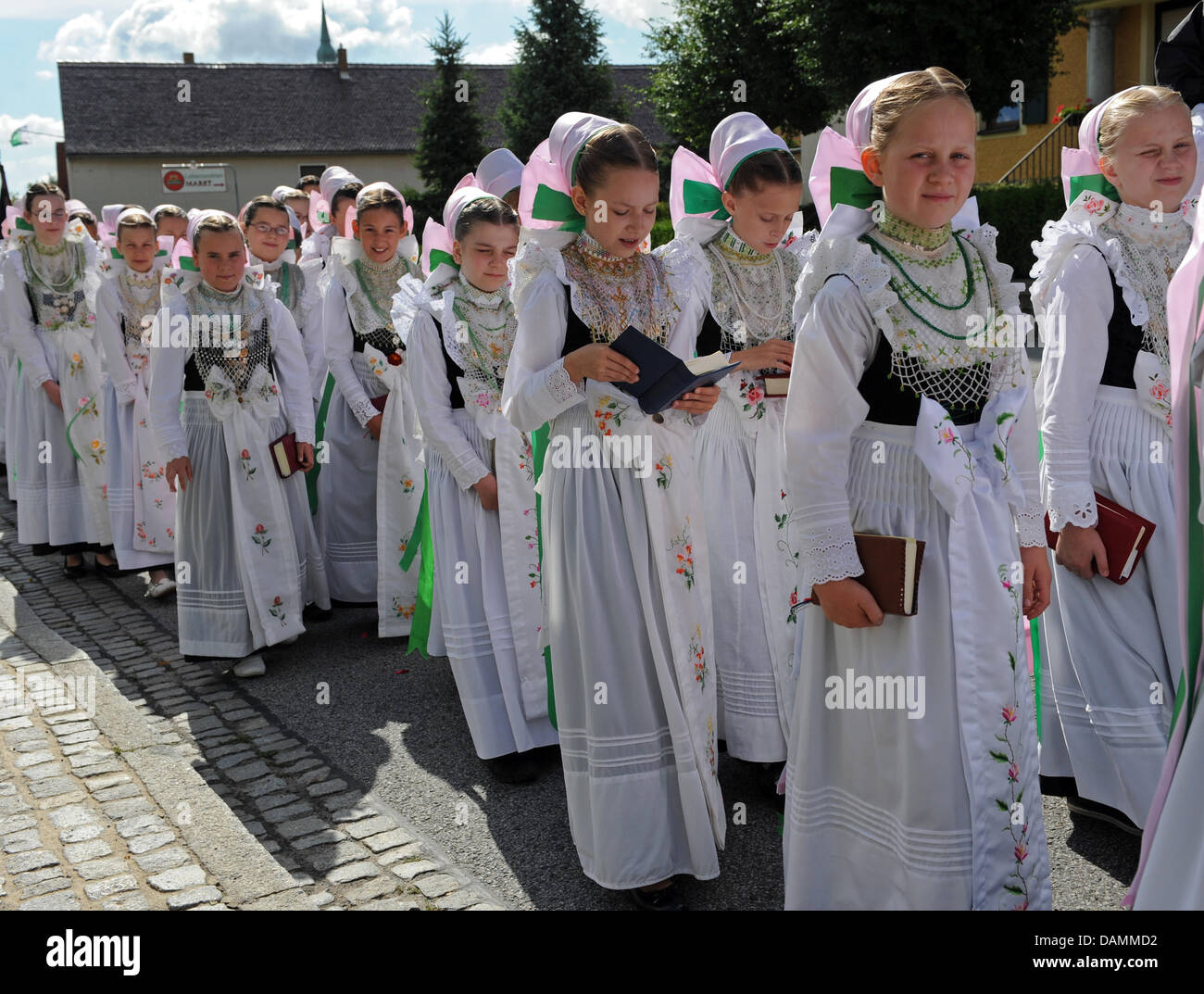 The Sorbian bridesmaids, the 'Druschki', walk at the front of the ...