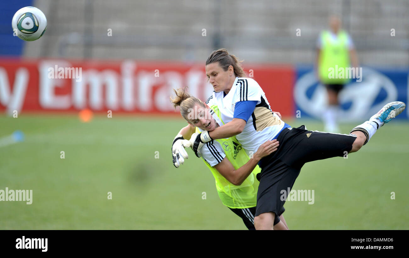 German national team goalkeeper Nadine Angerer (R) and Simone Laudehr ...