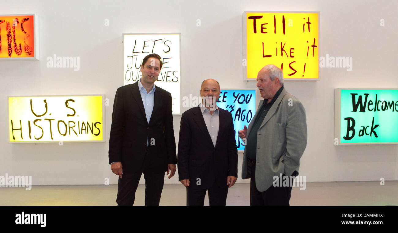 Director of the Deichtorhallen Dirk Luckow (L) and the collectors ...
