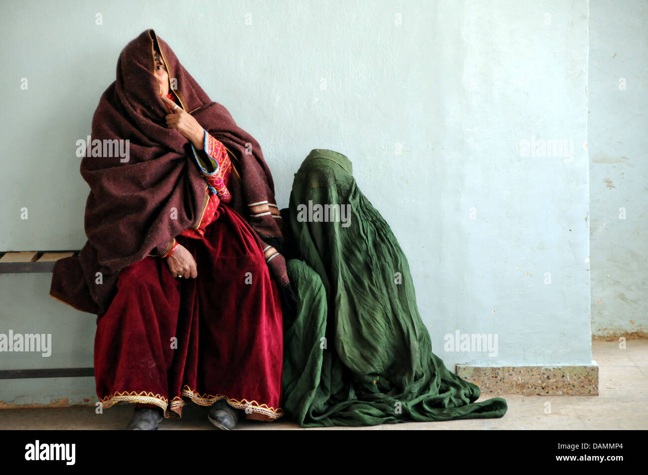 Afghan women in traditional full hi-res stock photography and images ...