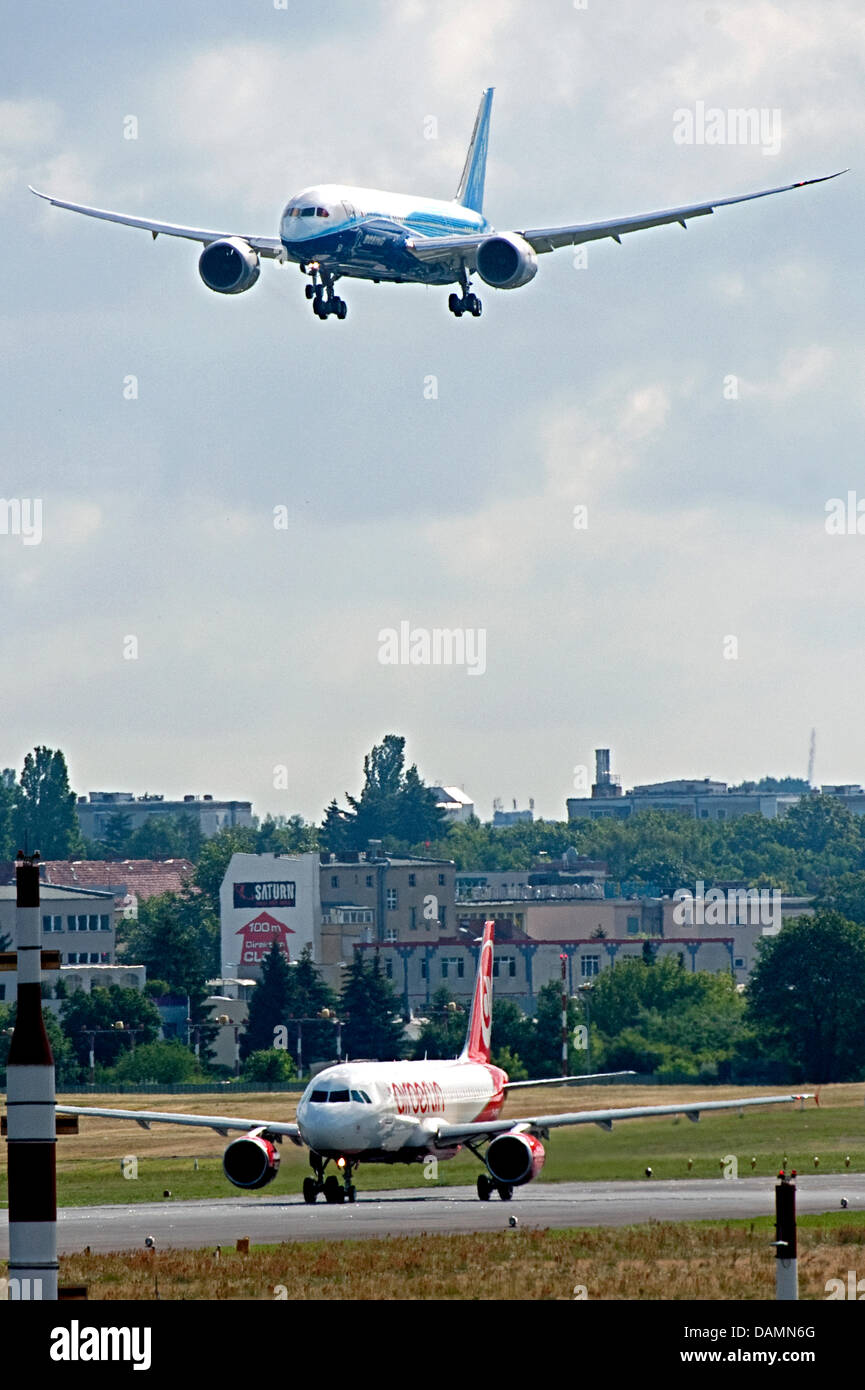 Die neue Boeing 787 "Dreamliner" landet am Samstag (25.06.2011) auf dem ...
