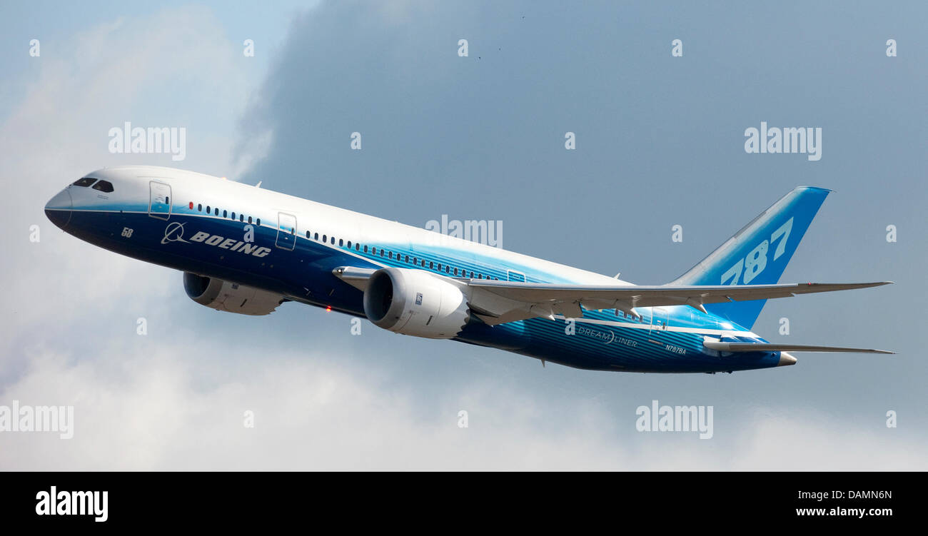 The new Boeing 787 'Dreamliner' flies over the runway at Tegel airport ...