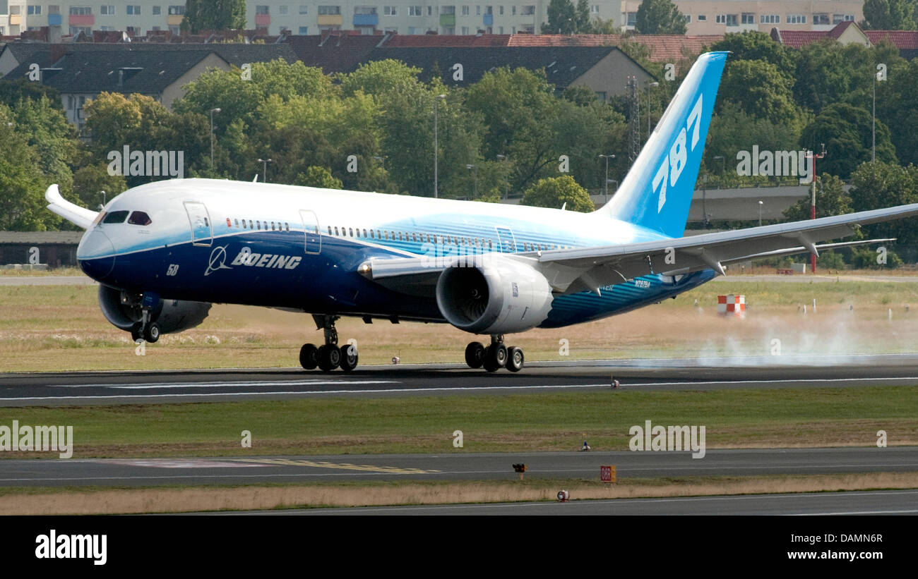 The new Boeing 787 'Dreamliner' arrives at Tegel airport in Berlin ...