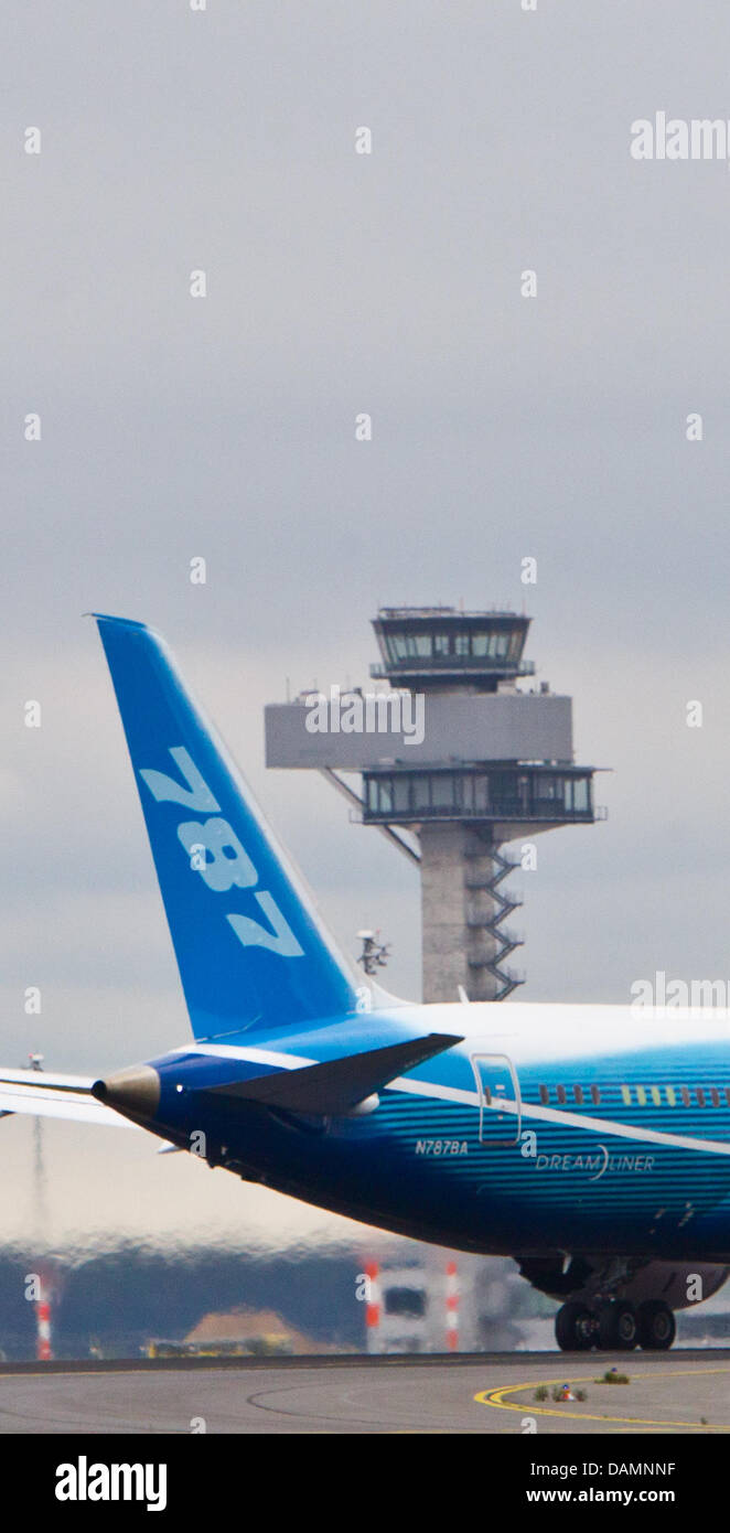 Boeing 787 construction hi-res stock photography and images - Alamy