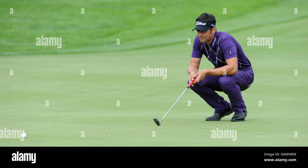 British golf pro Lee Slattery plays in the the BMW Open 2011 in ...