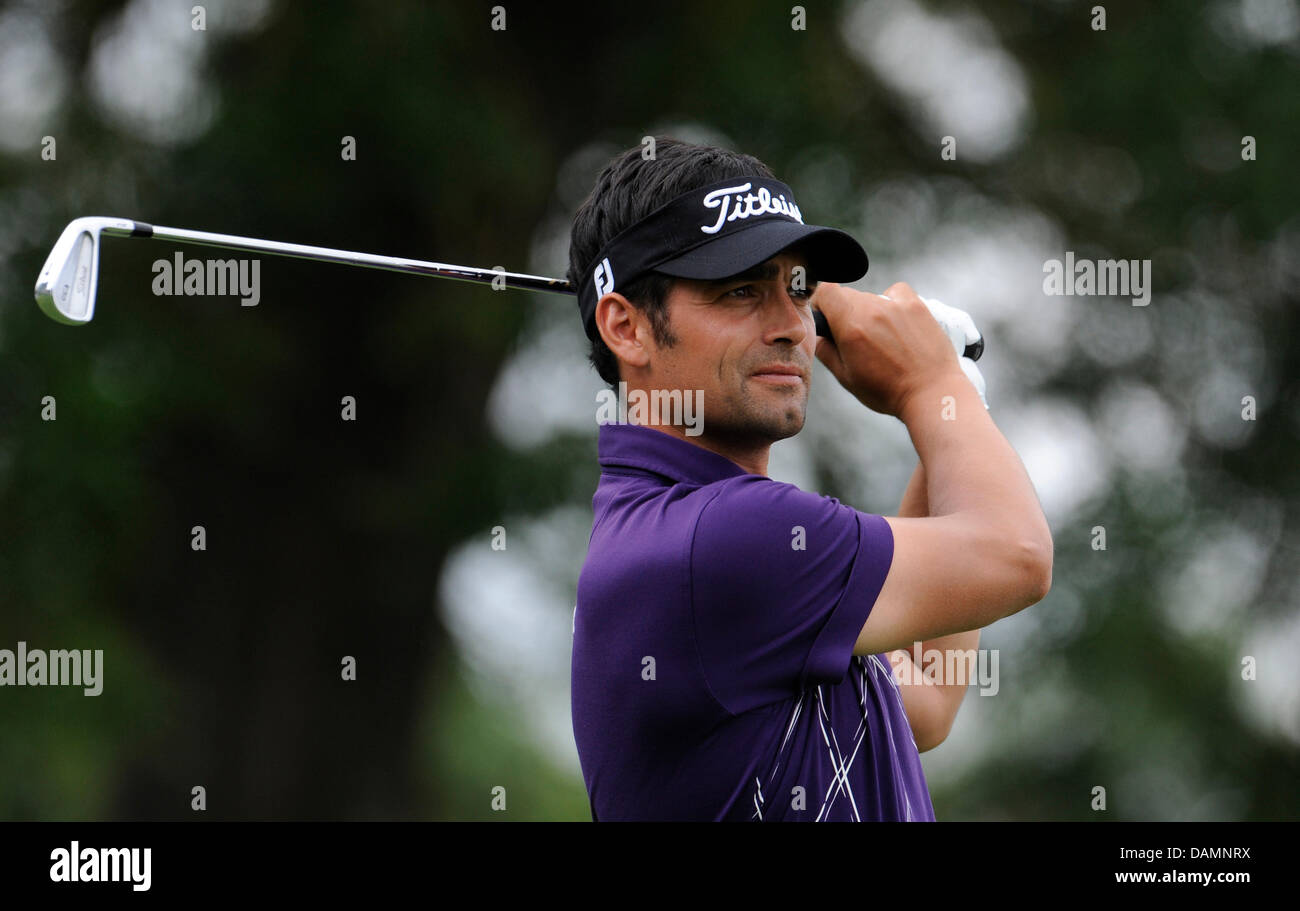 British golf pro Lee Slattery plays in the the BMW Open 2011 in ...