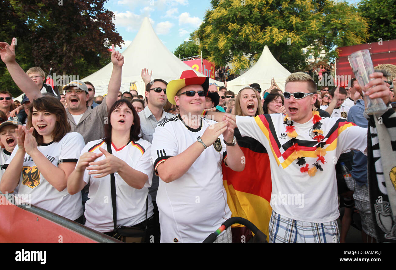 Soccer fans celebrate the 2-1 triumph of the German national team ...