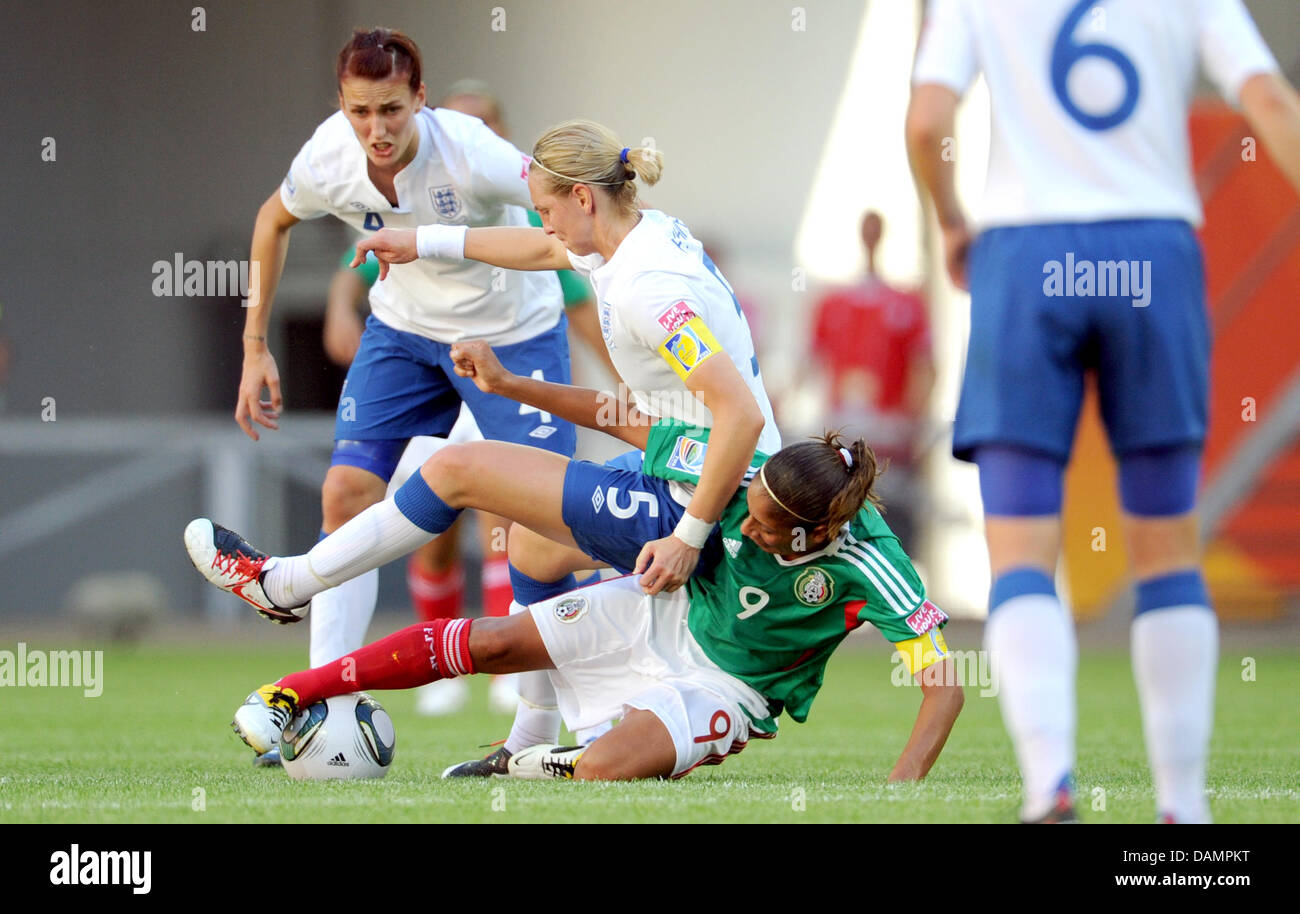 Maribel Dominguez (C) of Mexico and Faye White (top Nr. 5) of England ...