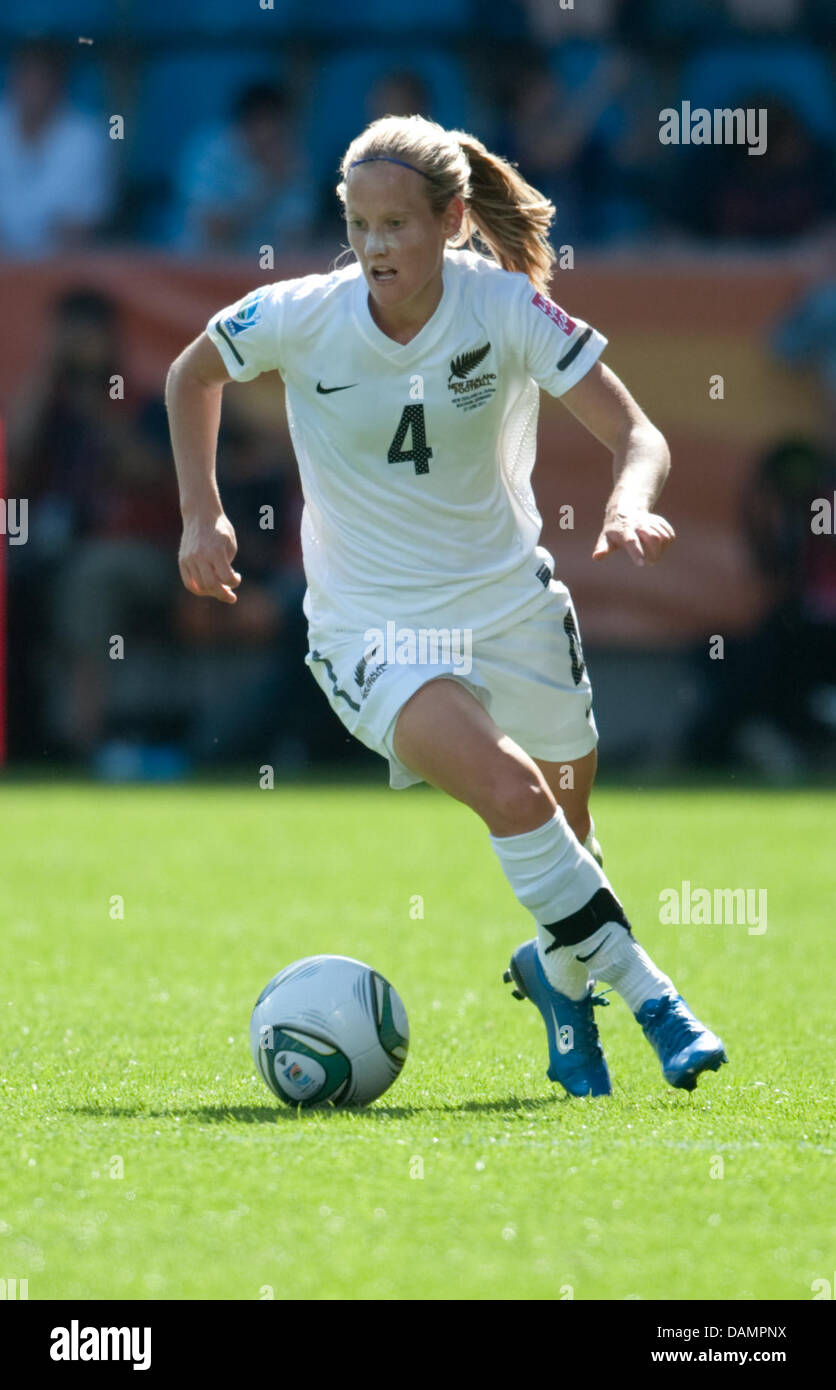 Katie Hoyle of New Zealand in action during the Group B match Japan ...