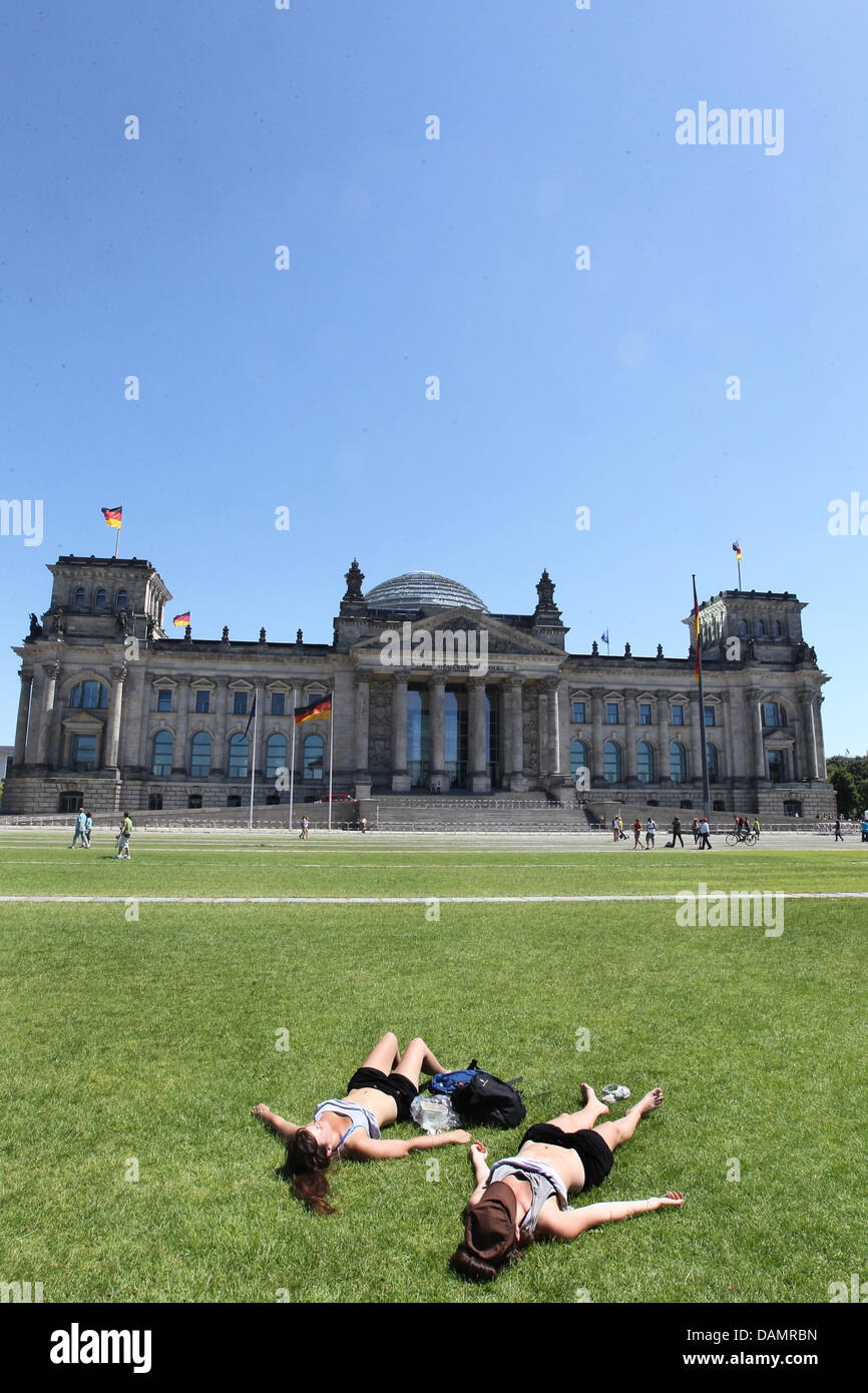 Berlin germany young women sunbathing hi-res stock photography and ...