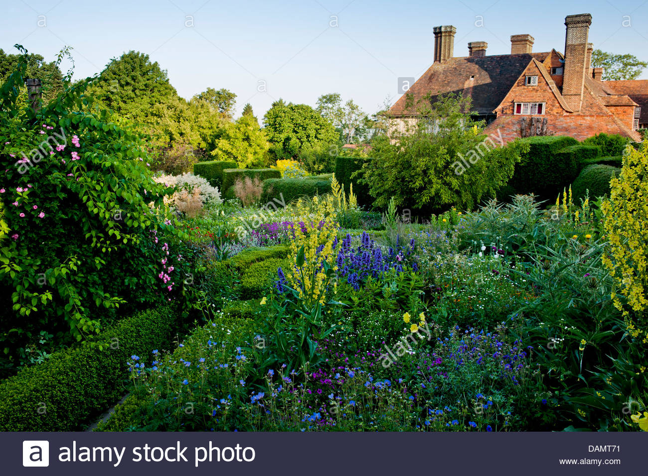 Curved Hedges Stock Photos & Curved Hedges Stock Images - Alamy