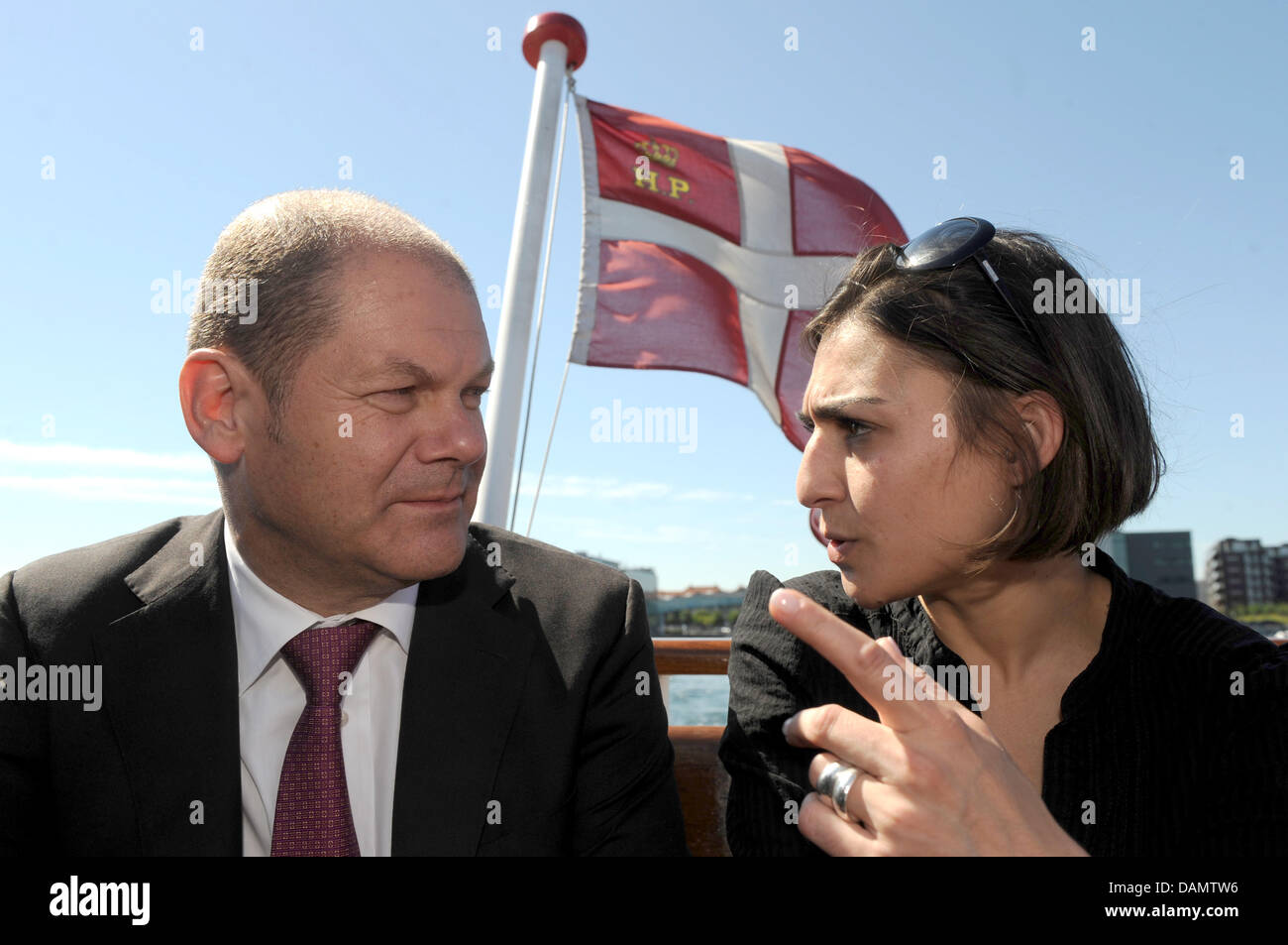 Hamburg's first mayor Olaf Scholz (L, SPD) and Copenhagen's second ...