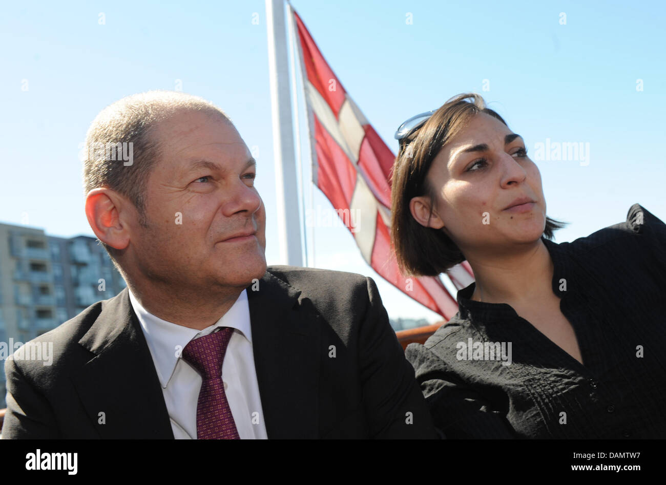 Hamburg's first mayor Olaf Scholz (L, SPD) and Copenhagen's second ...