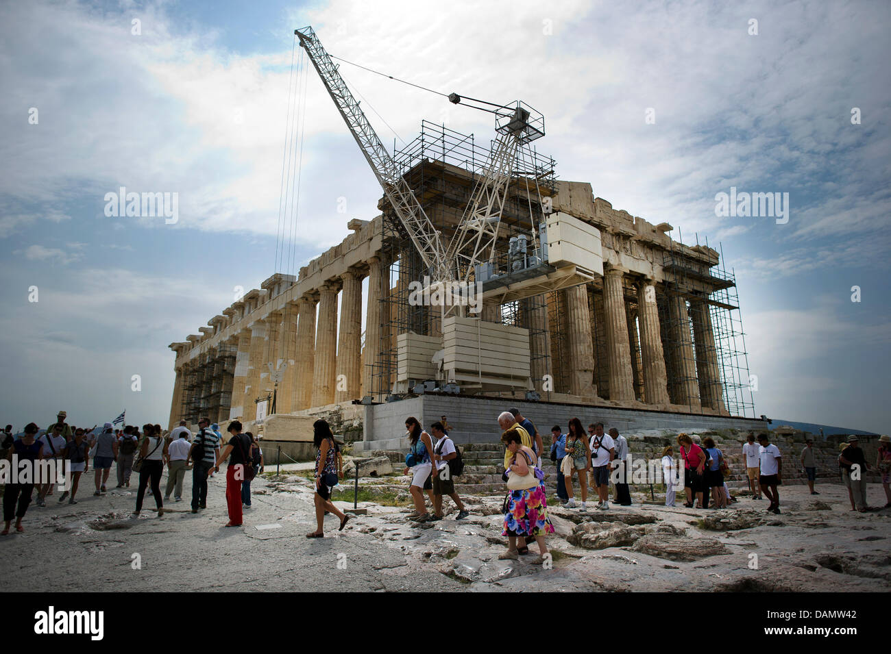 Tourists visit the Parthenon in the Acropolis in Athens, Greece, 29 June 2011. Photo: Arno Burgi ...