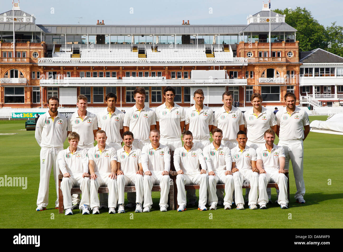 Cricket team line up hi-res stock photography and images - Alamy