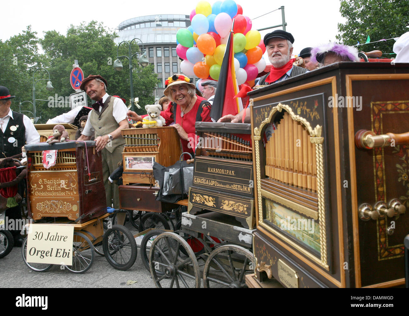 Barrel organs hi-res stock photography and images - Alamy