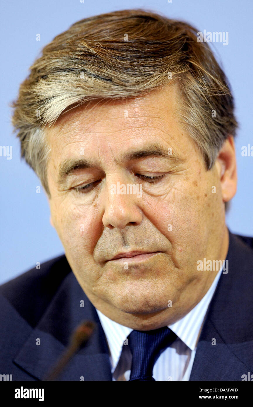 Deutsche-Bank-Chef Josef Ackermann spricht am Donnerstag (30.06.2011 ...