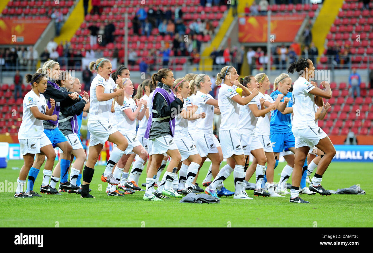 Maori perform the haka hi-res stock photography and images - Alamy