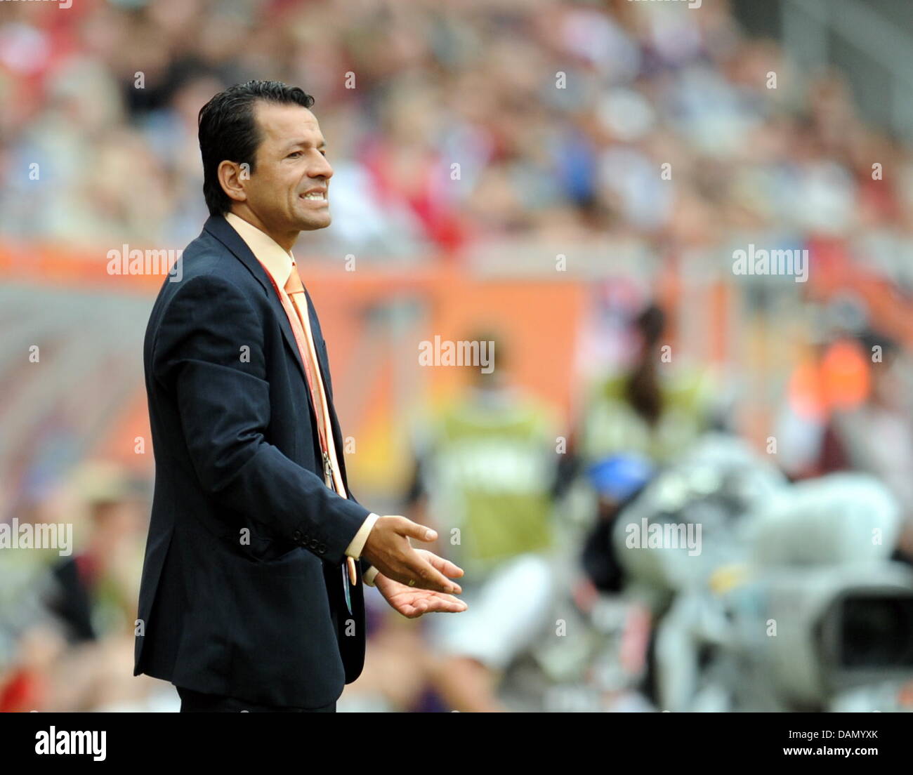 Coach Ricardo Rozo of Colombia reacts during the Group C match USA ...