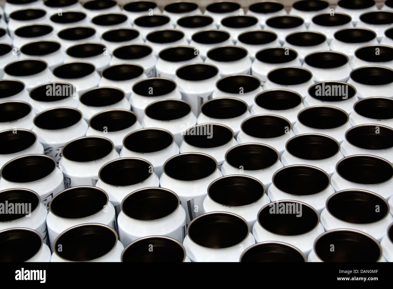 Empty beer cans hi-res stock photography and images - Alamy