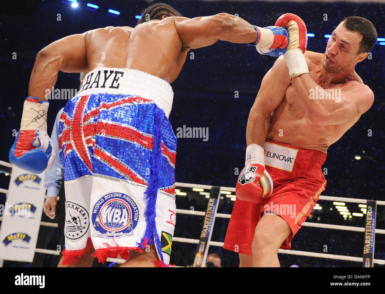 Heavyweight boxer Wladimir Klitschko from Ukraine (R) and Britain's ...