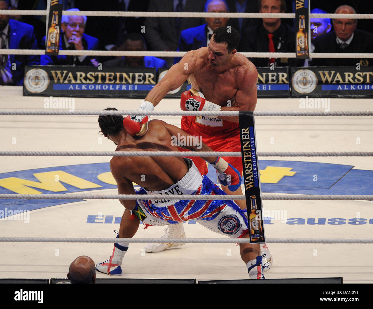 Heavyweight boxer Wladimir Klitschko from Ukraine (R) and Britain's ...