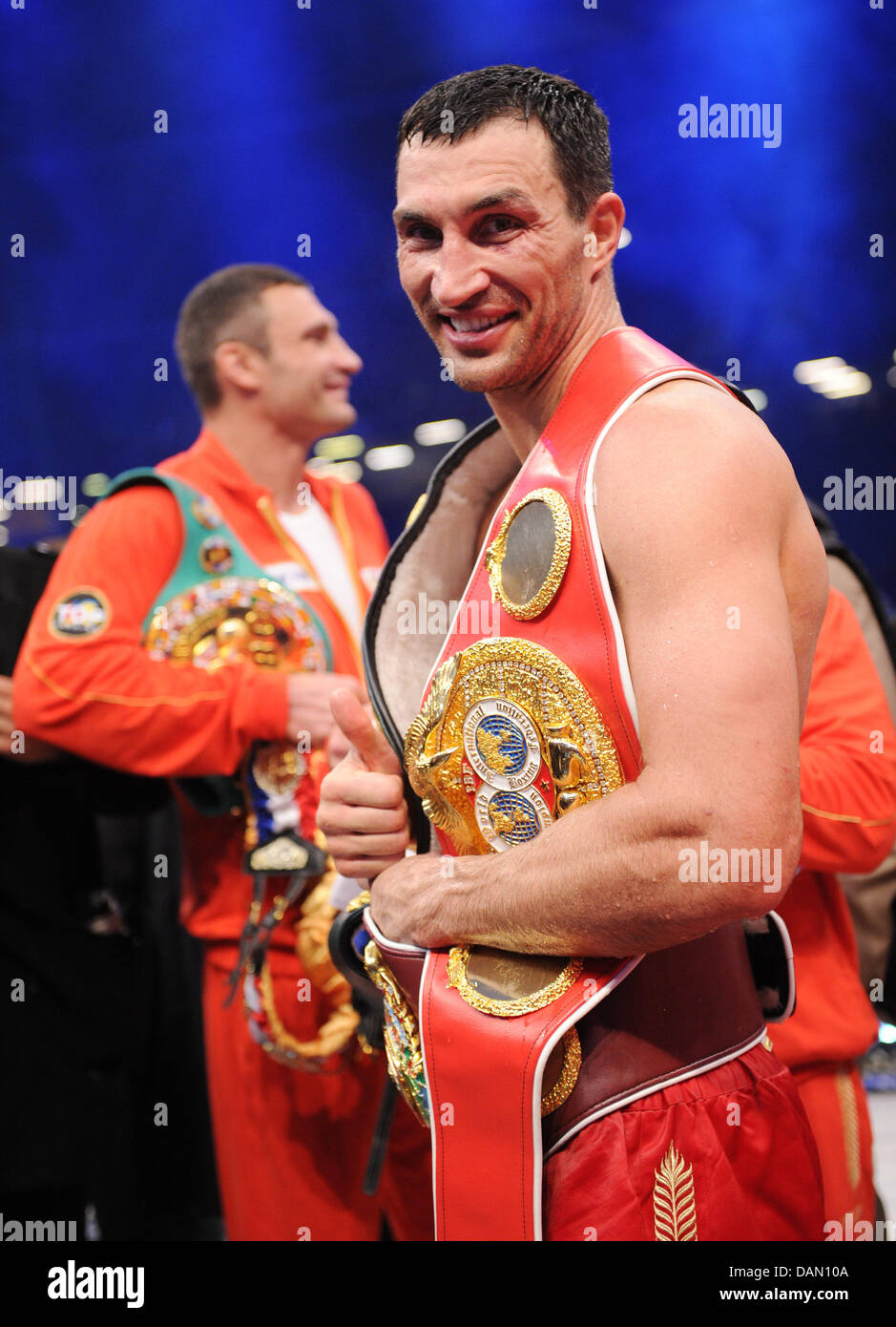 Heavyweight boxer Wladimir Klitschko from Ukraine (R) and his brother ...