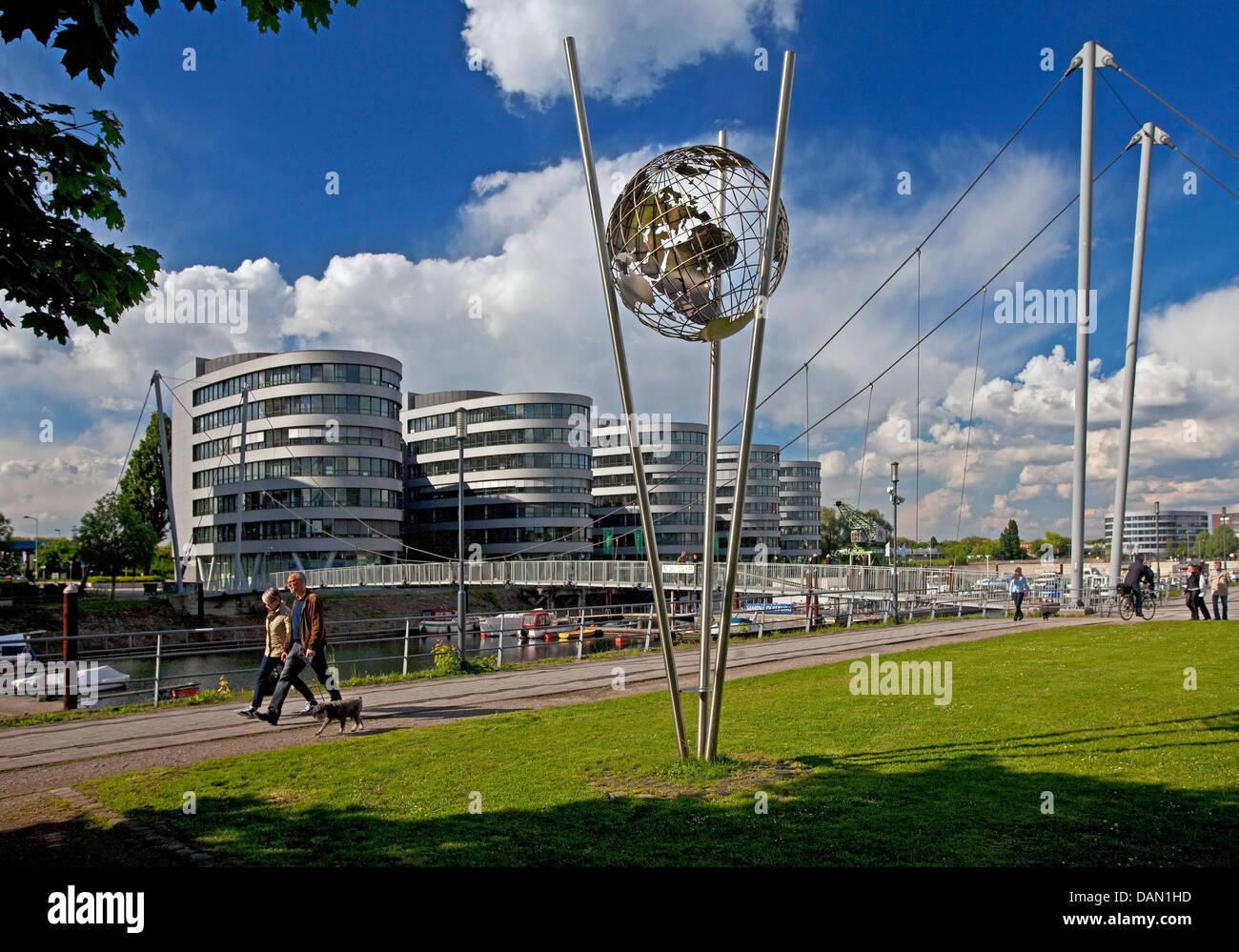 Large globe sculptures hi-res stock photography and images - Alamy