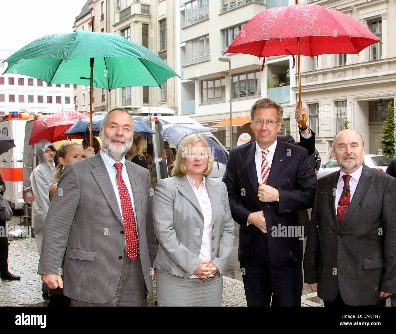 German President Christian Wulff (2 from R) is greeted by the ...
