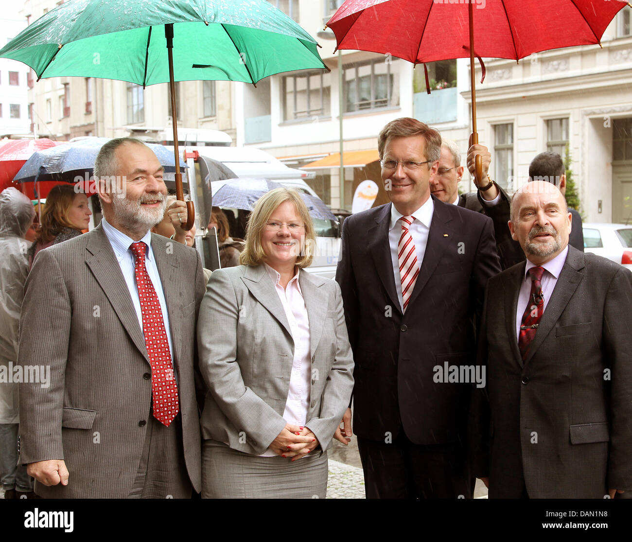 German President Christian Wulff (2 from R) is greeted by the ...