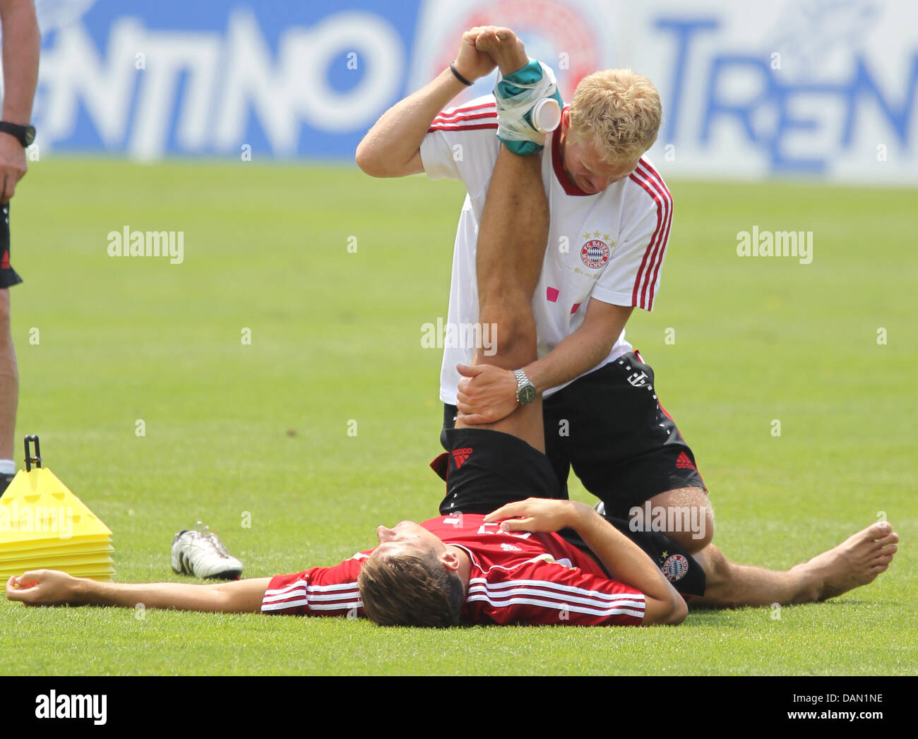 Soccer physio hi-res stock photography and images - Alamy