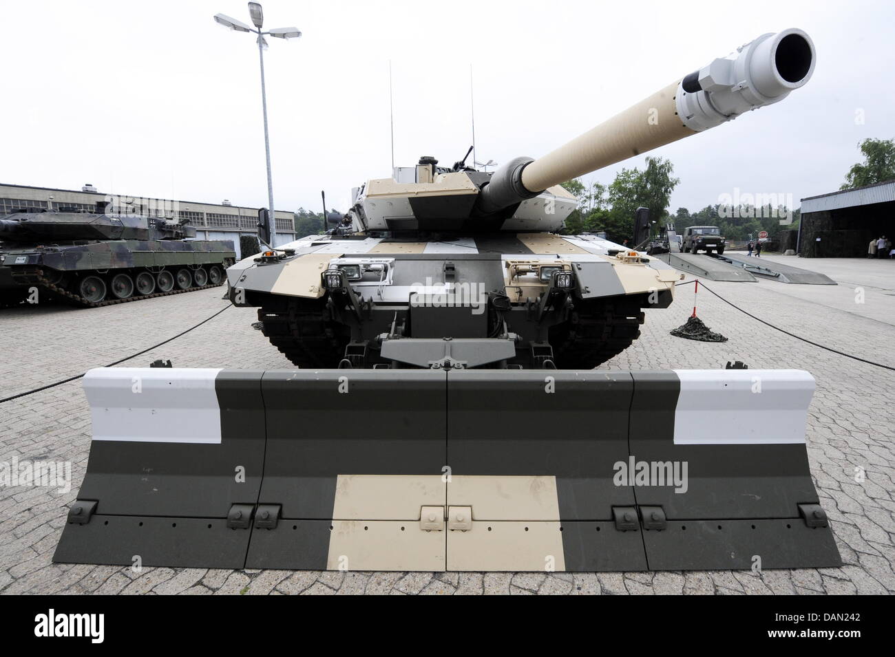 (dpa file) - A file picture dated 15 June 2009 of a Leopard PSO tank ...