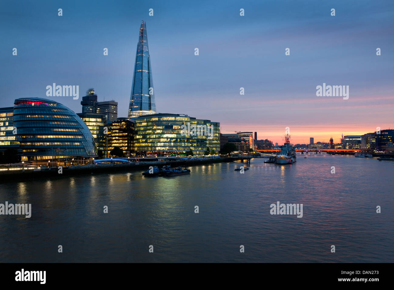 City hall london thames sunset hi-res stock photography and images - Alamy