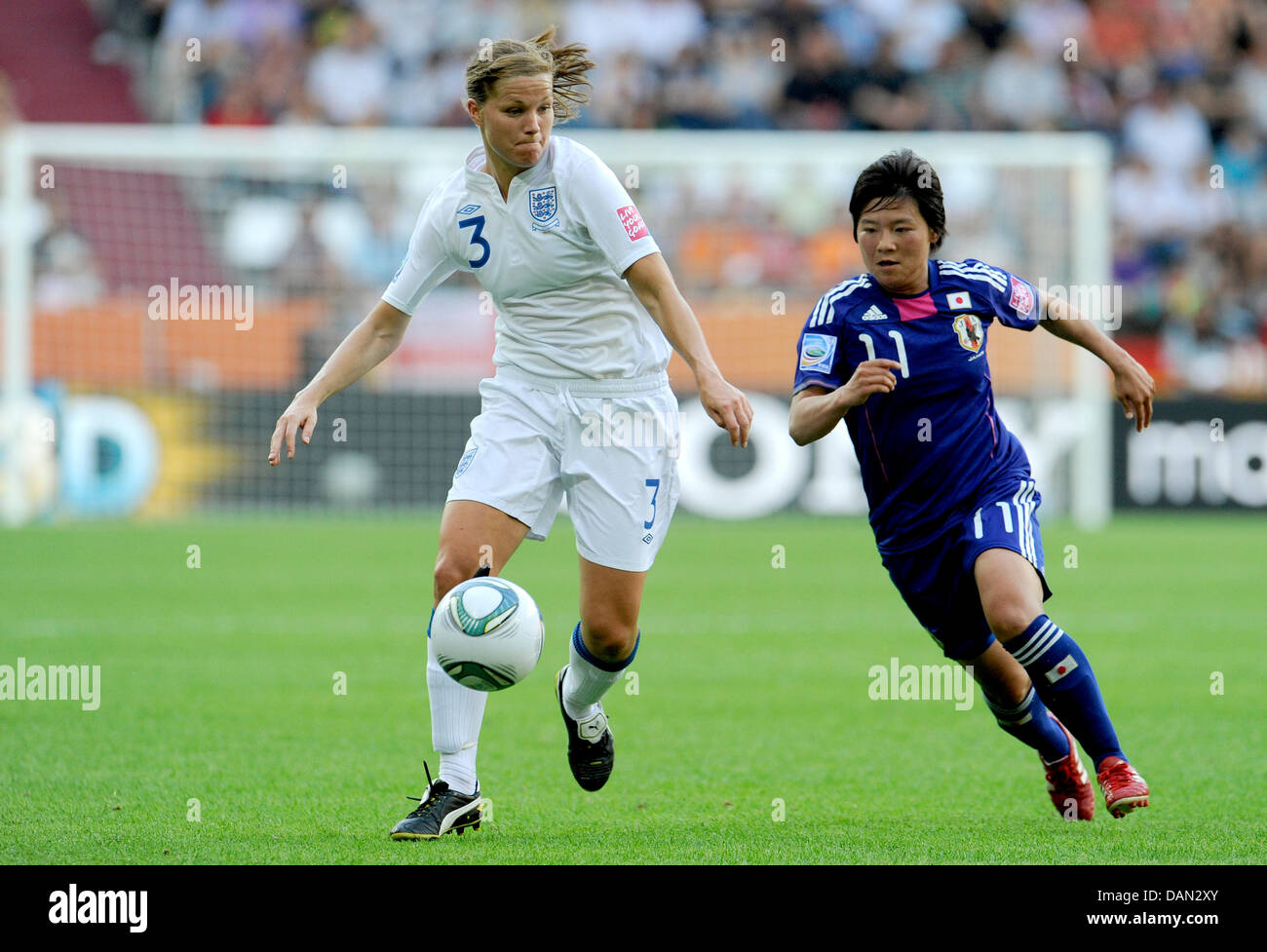Rachel Unitt (l) of England and Shinobu Ohno of Japan fight for the ...
