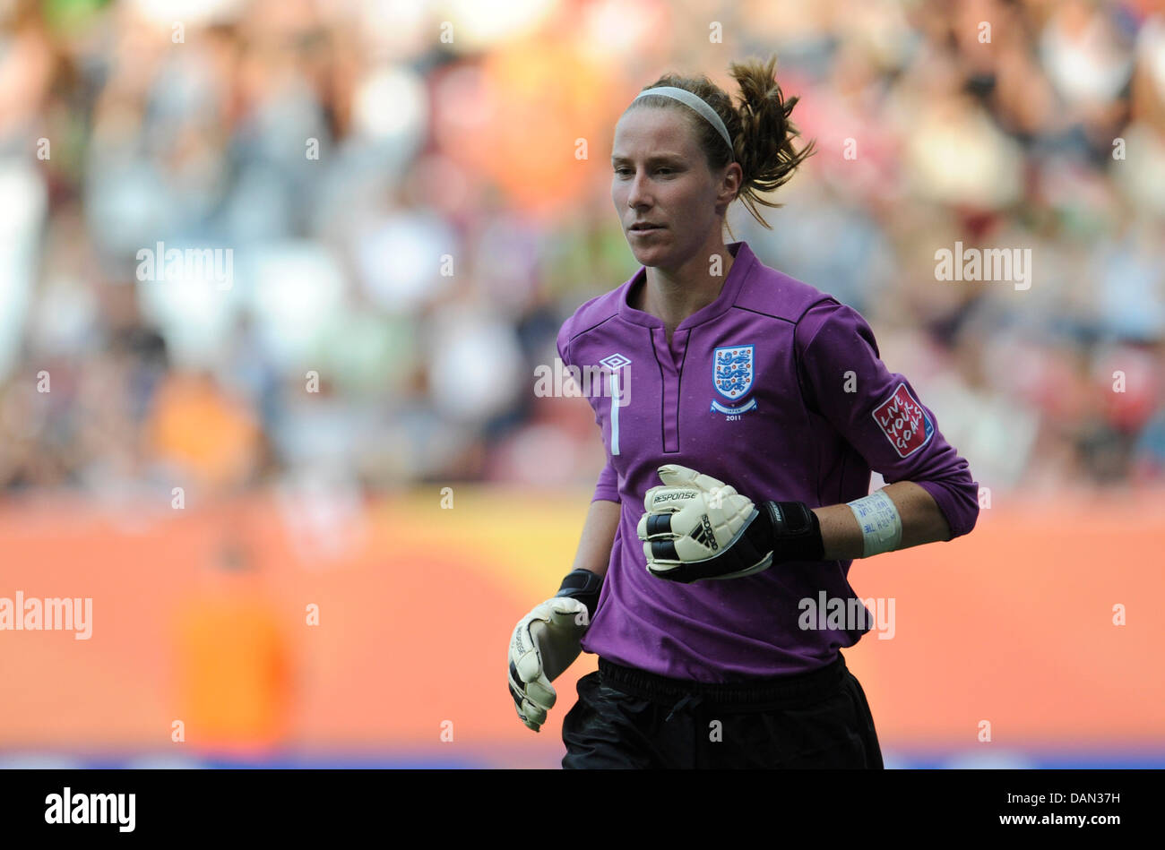 England women goalkeeper karen bardsley hi-res stock photography and ...