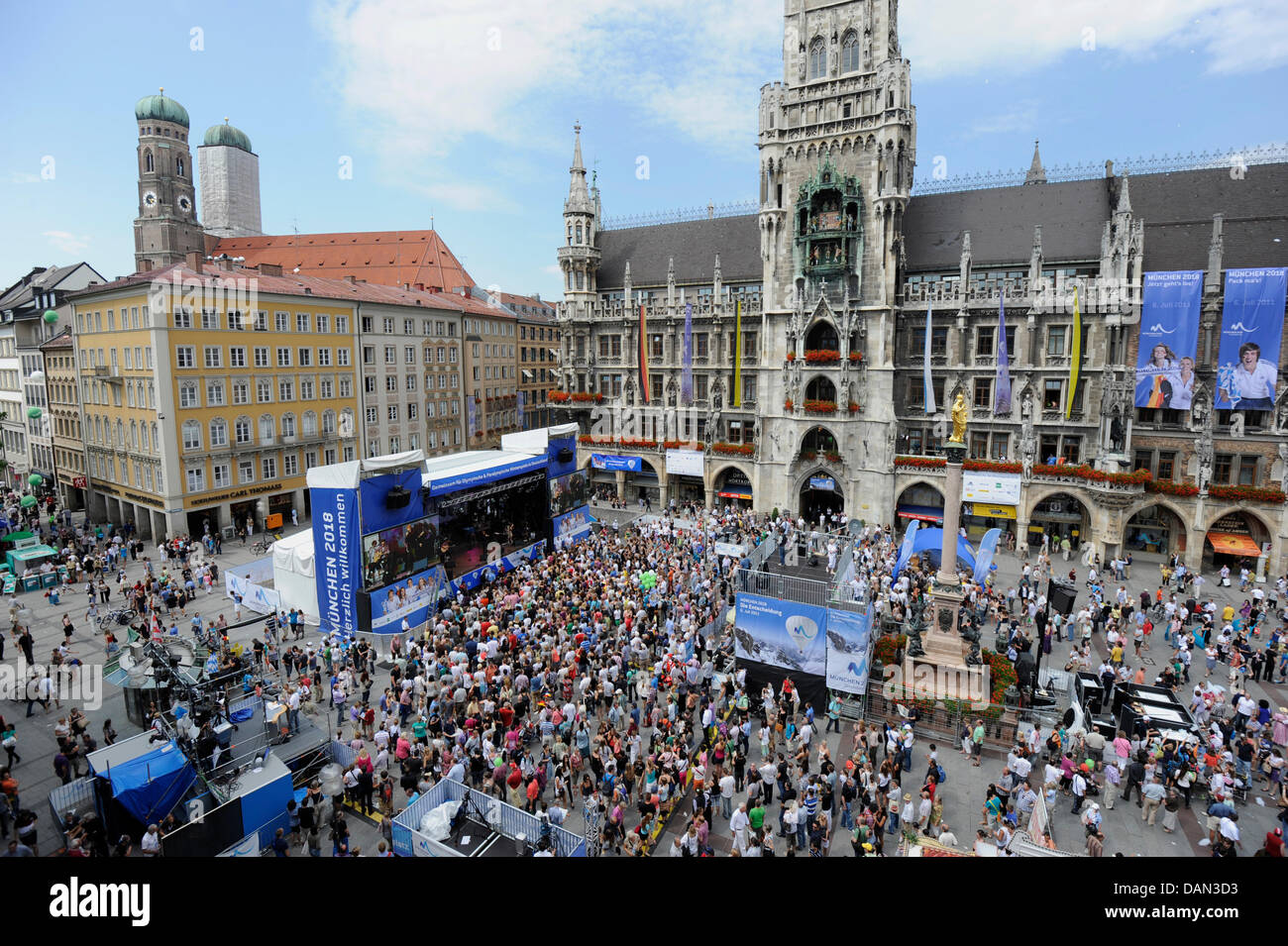 Fans watch olympic games in hi-res stock photography and images - Alamy