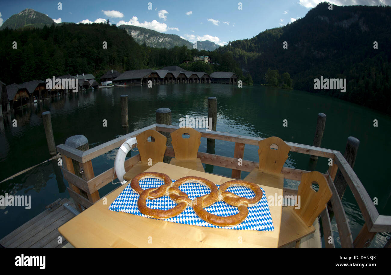 Five olympic rings hi-res stock photography and images - Alamy