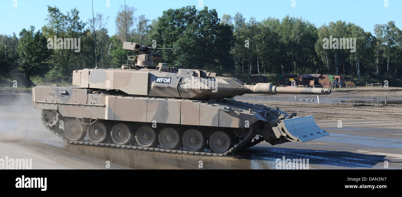 Leopard 2 battle tank hi-res stock photography and images - Alamy