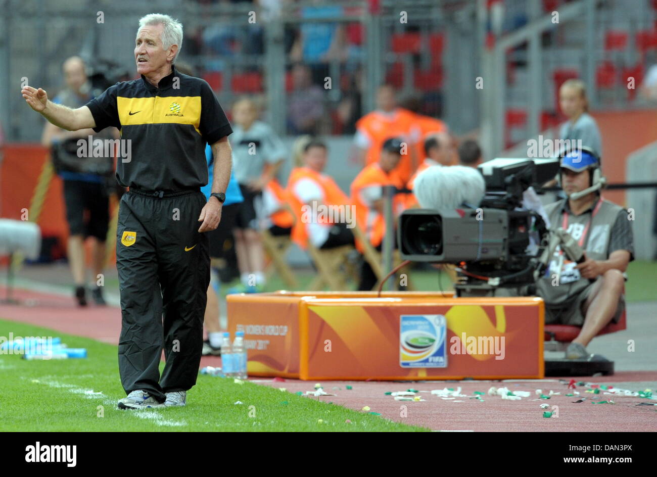 Coach Tom Sermanni of Australia during the Group D match Australia ...