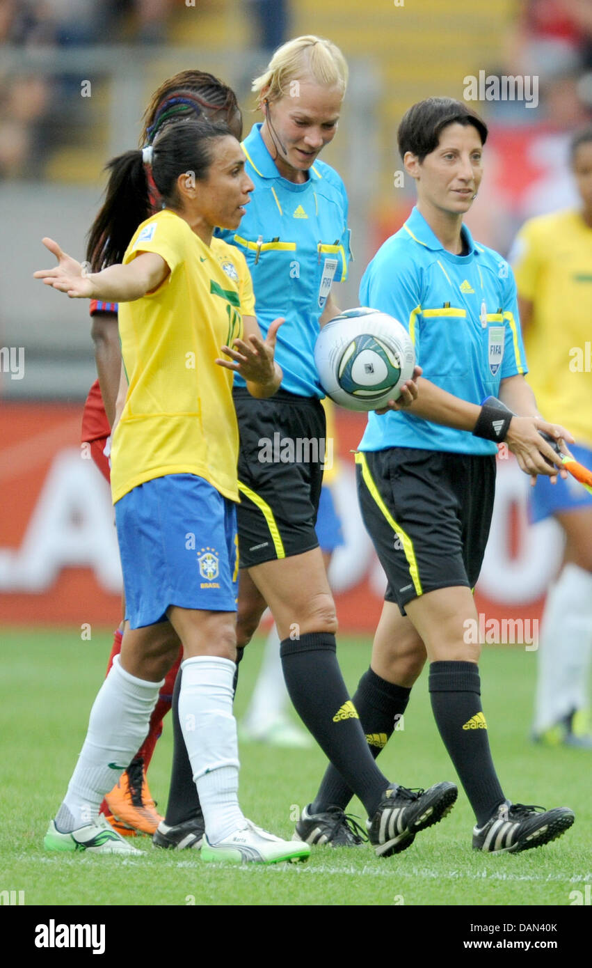 Sports spo soccer gesture referee argument germany hi-res stock ...