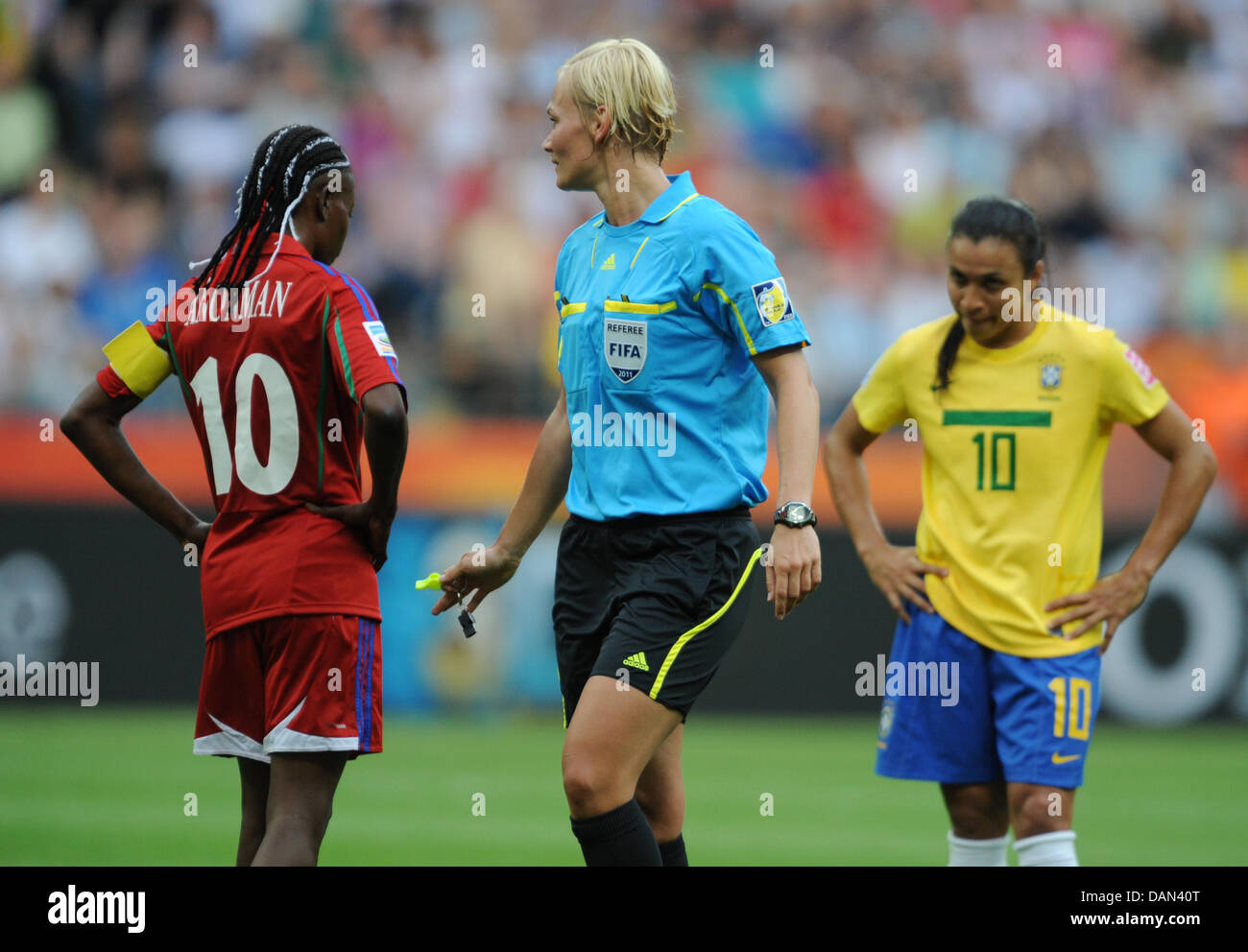 German referee Bibiana Steinhaus (c) with Anonman (l) of Equatorial ...