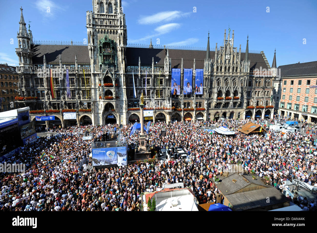 South korea fans in crowd hi-res stock photography and images - Alamy