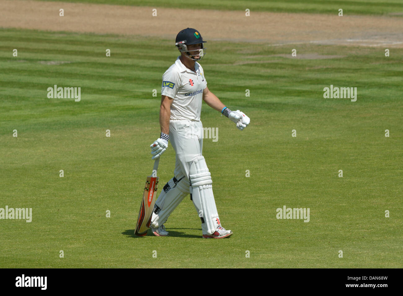 Batsman walking hi-res stock photography and images - Alamy