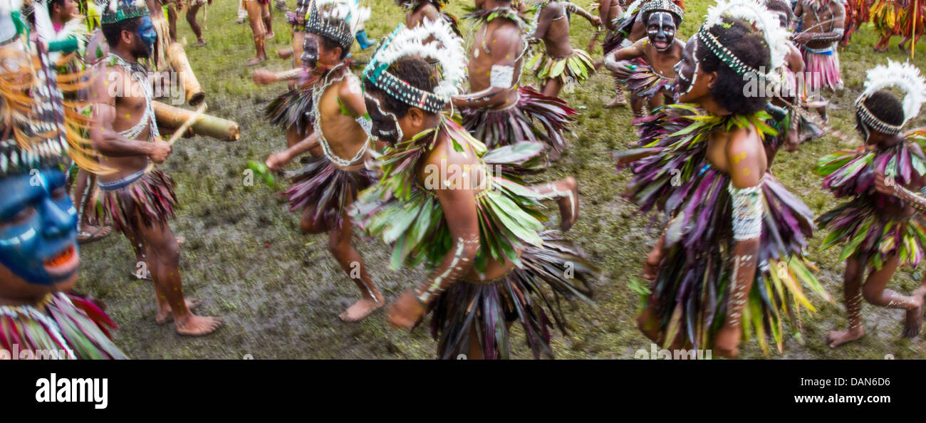 Goroka show dancing hi-res stock photography and images - Alamy