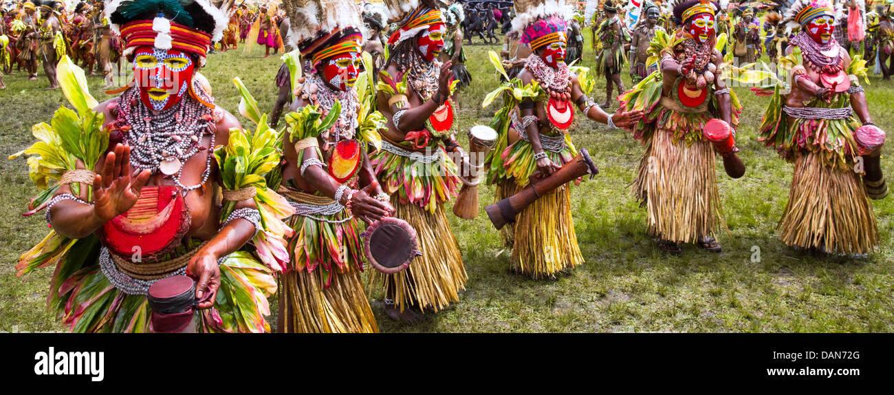 Tribal group dancing at the Goroka festival in Papua New Guinea Stock ...