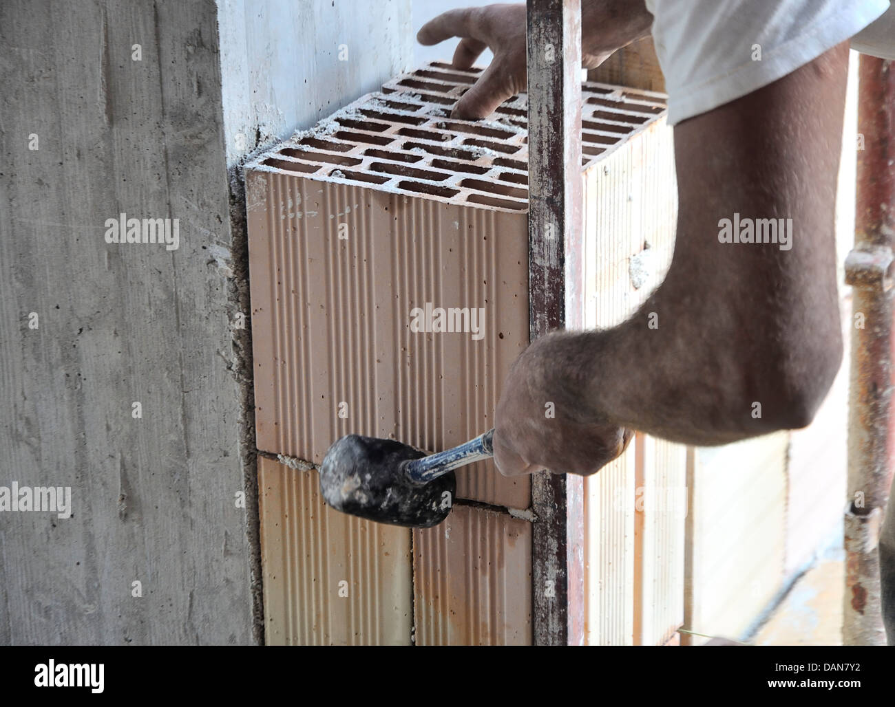 Construction mason worker bricklayer Stock Photo - Alamy