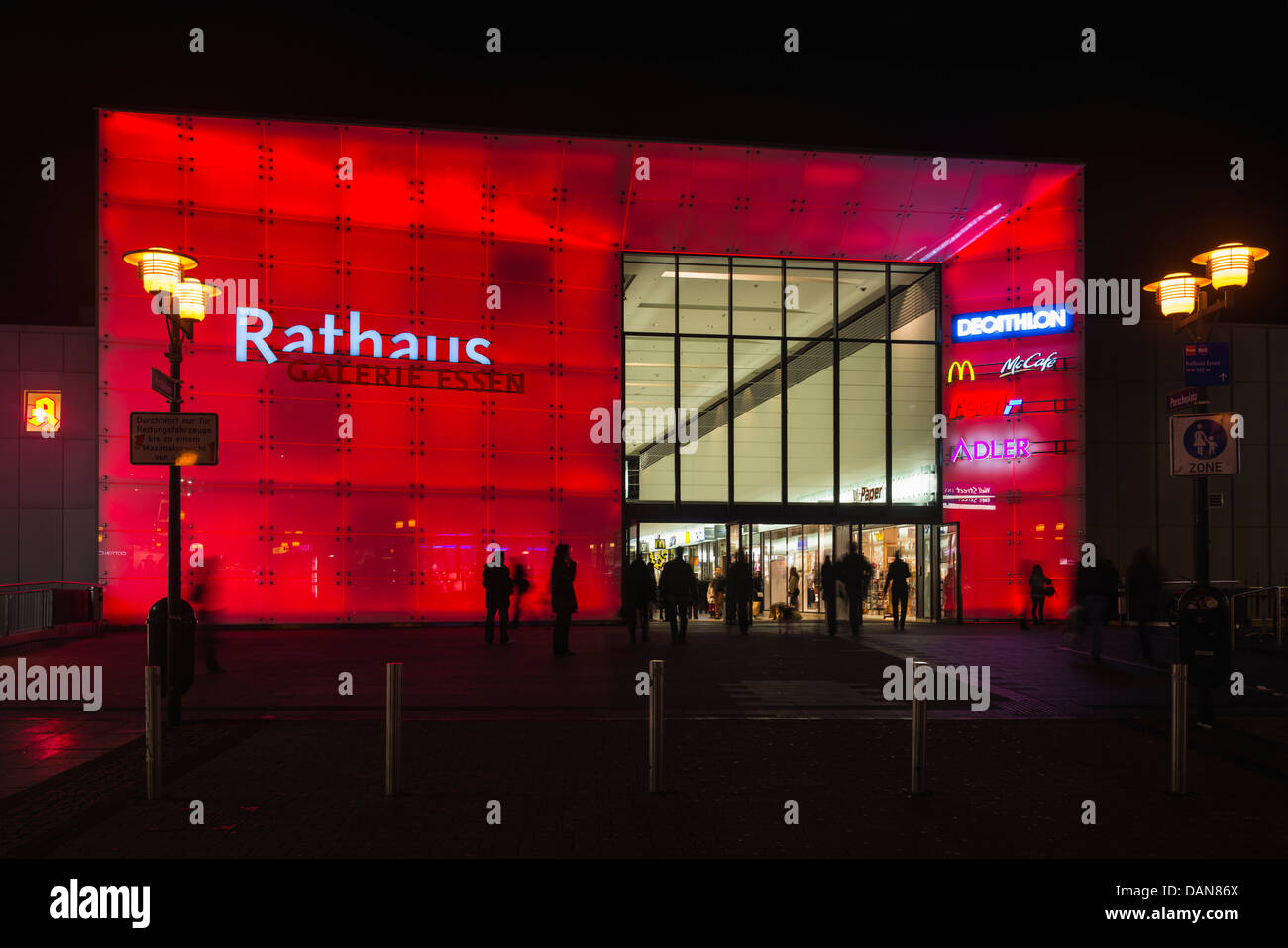 Germany, North Rhine Westphalia, Essen, People at shopping centre Stock ...